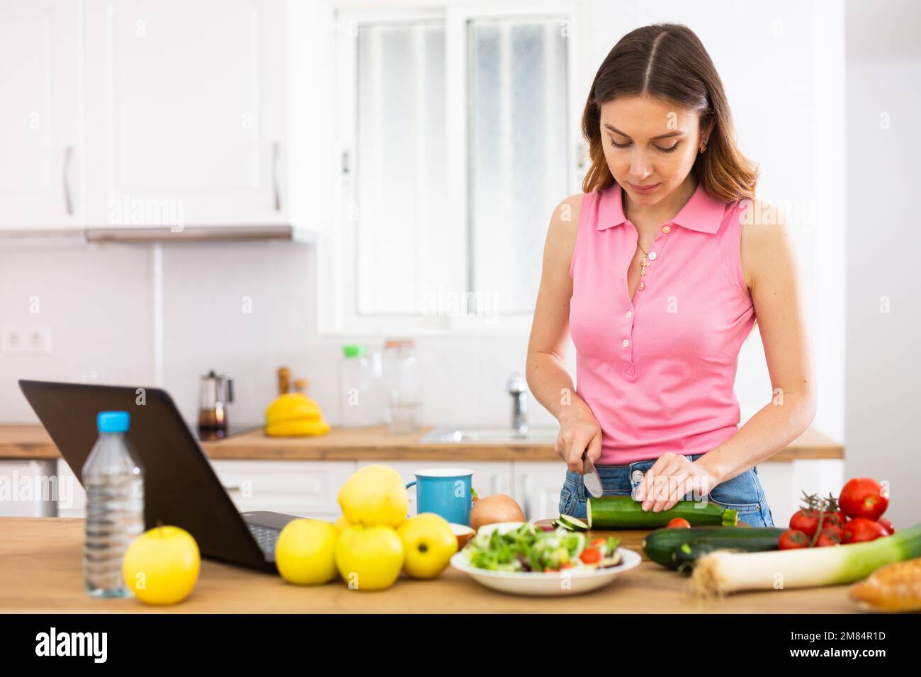 Woman meal laptop hi-res stock photography and images - Alamy