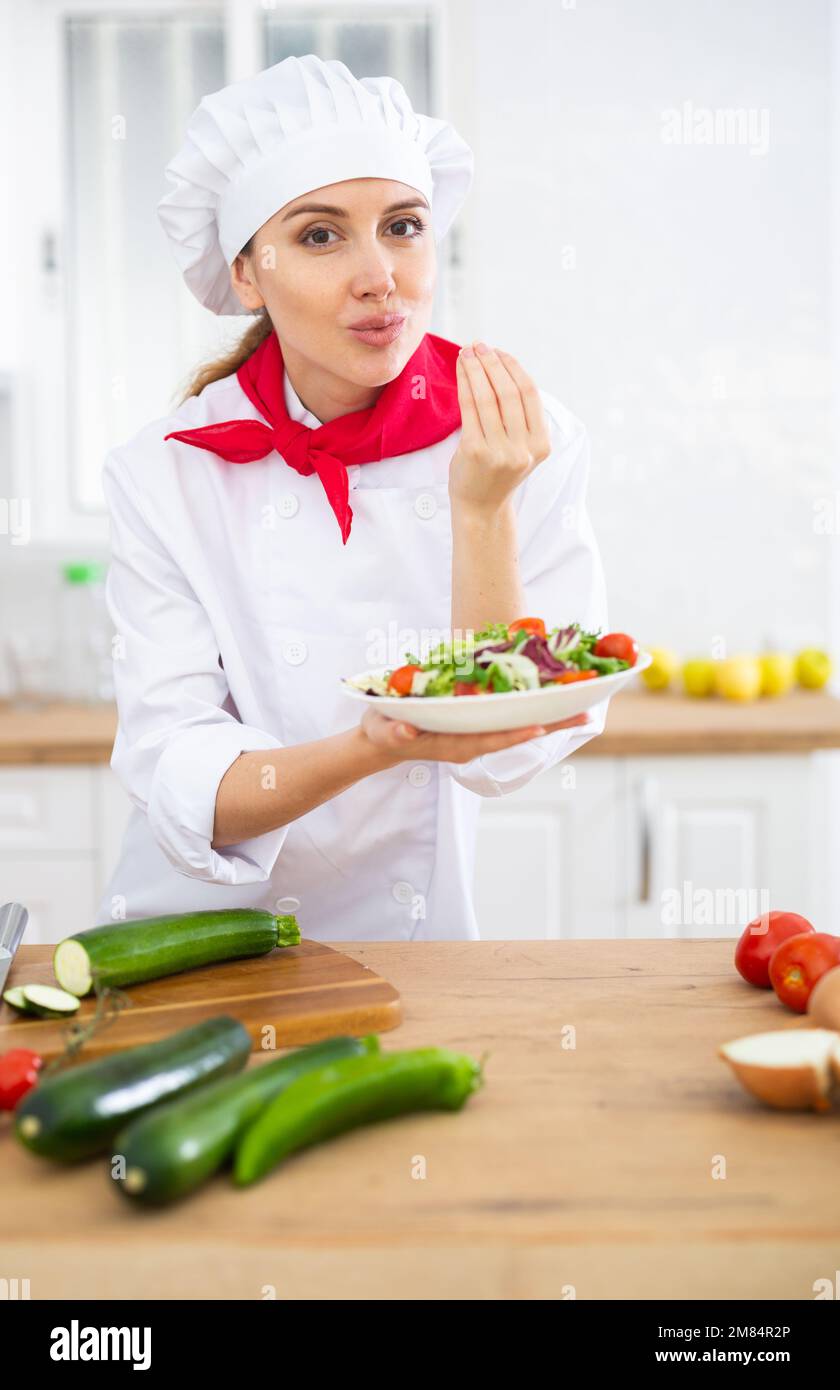 Woman chef holding salad and making bellissimo gesture Stock Photo - Alamy