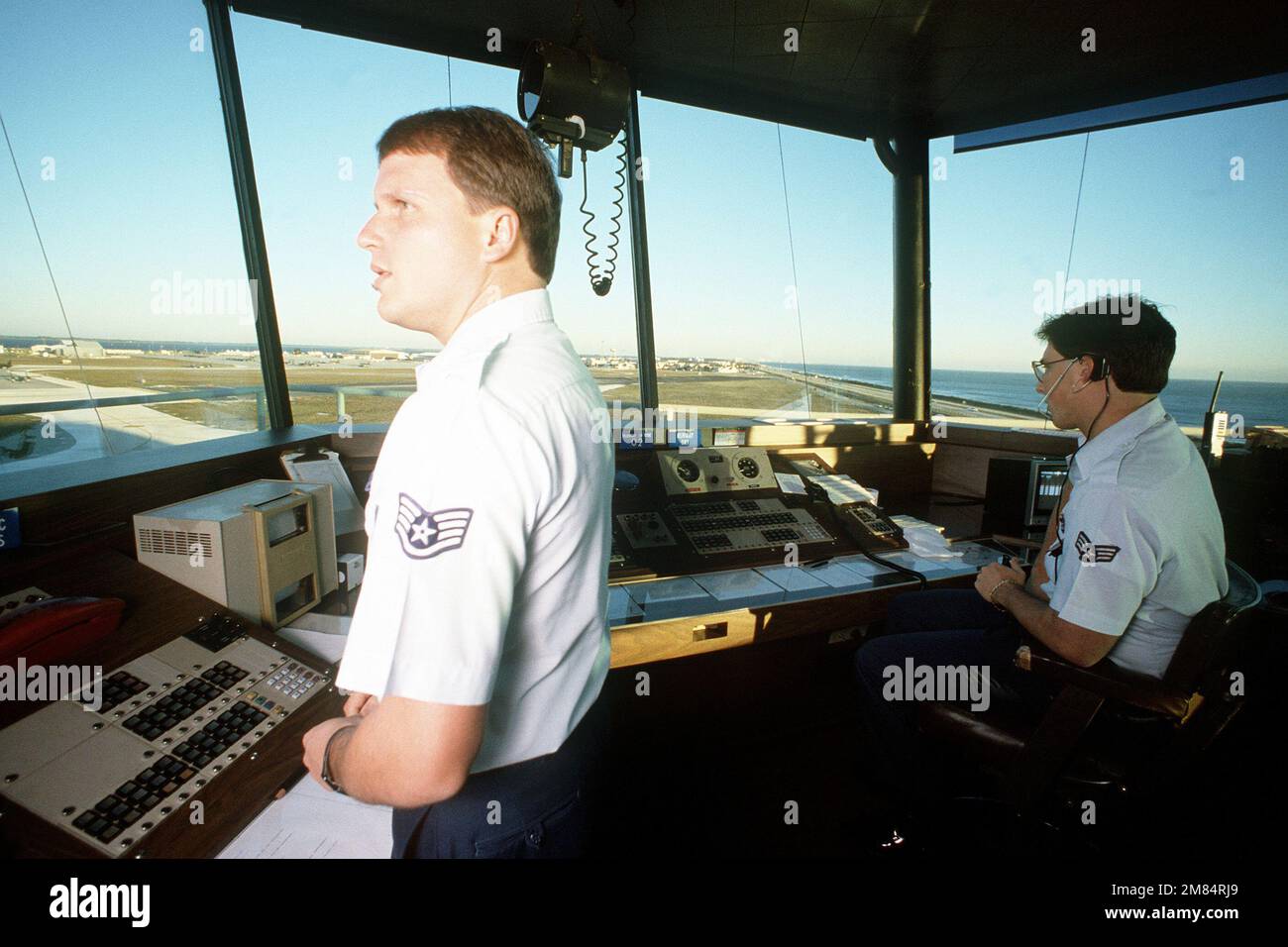 Incoming aircraft hi-res stock photography and images - Alamy
