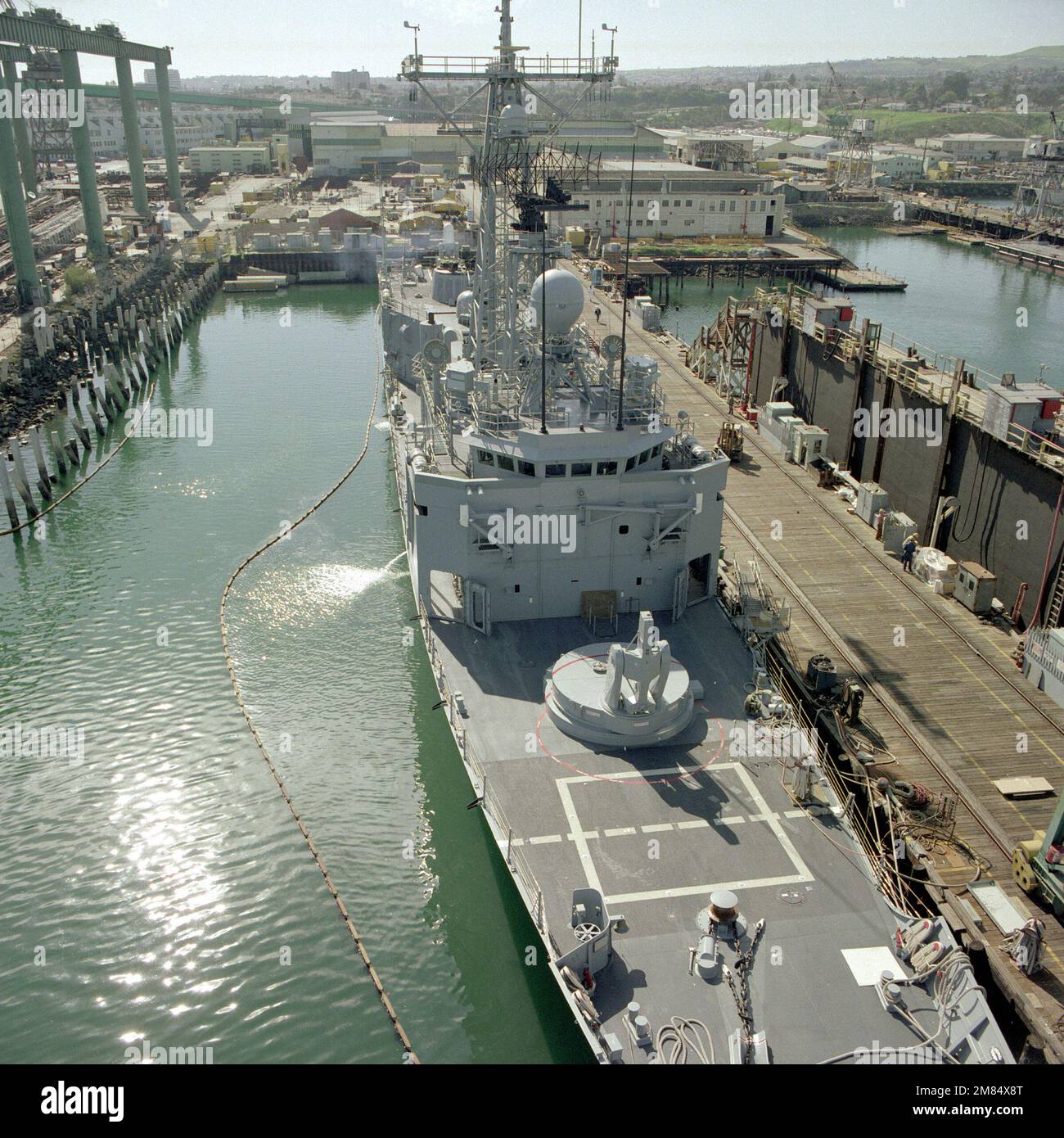 A starboard bow view of the guided missile frigate REUBEN JAMES (FFG-57 ...