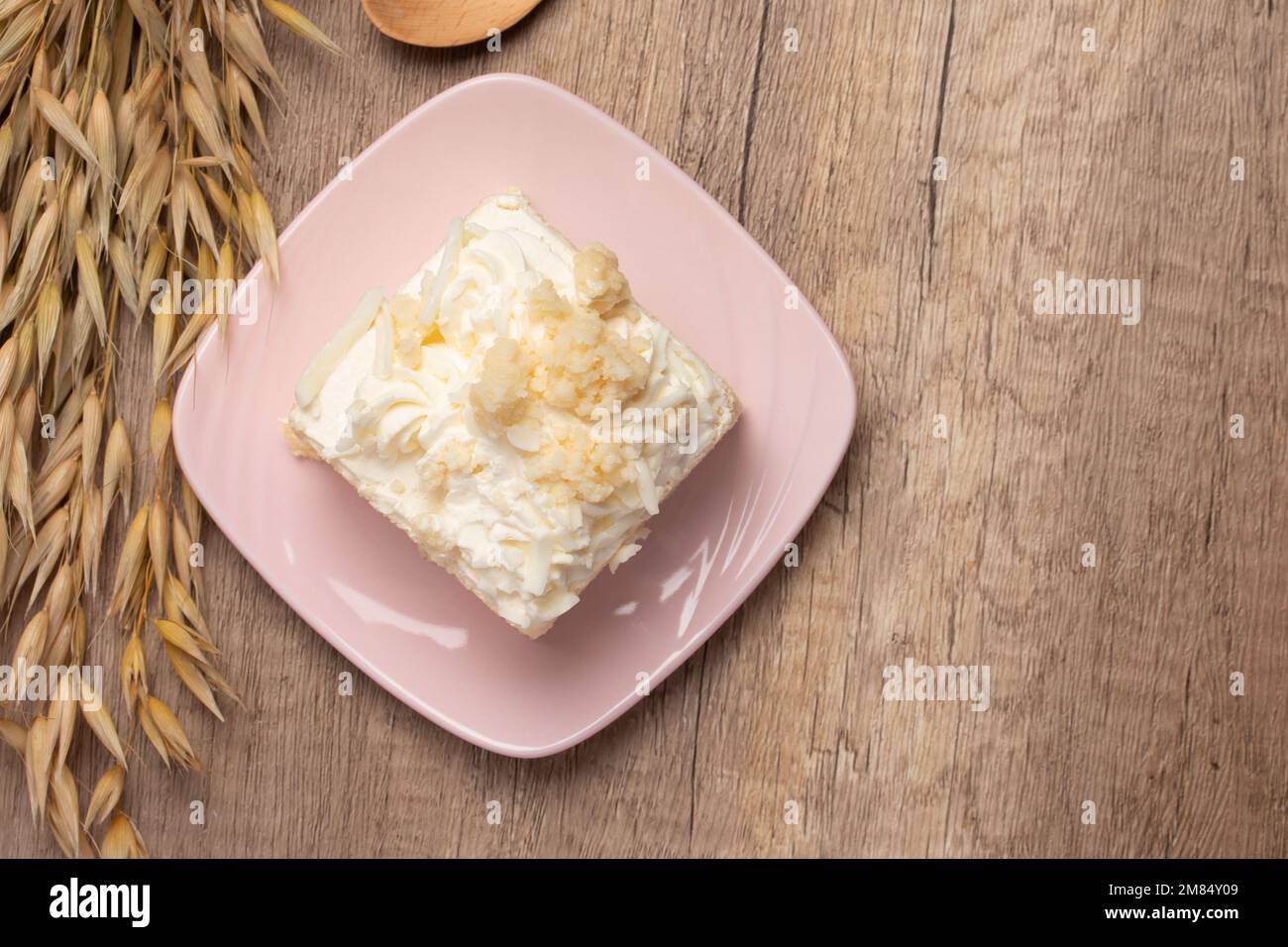 Sliced delicious vanilla cake on wooden background Stock Photo - Alamy