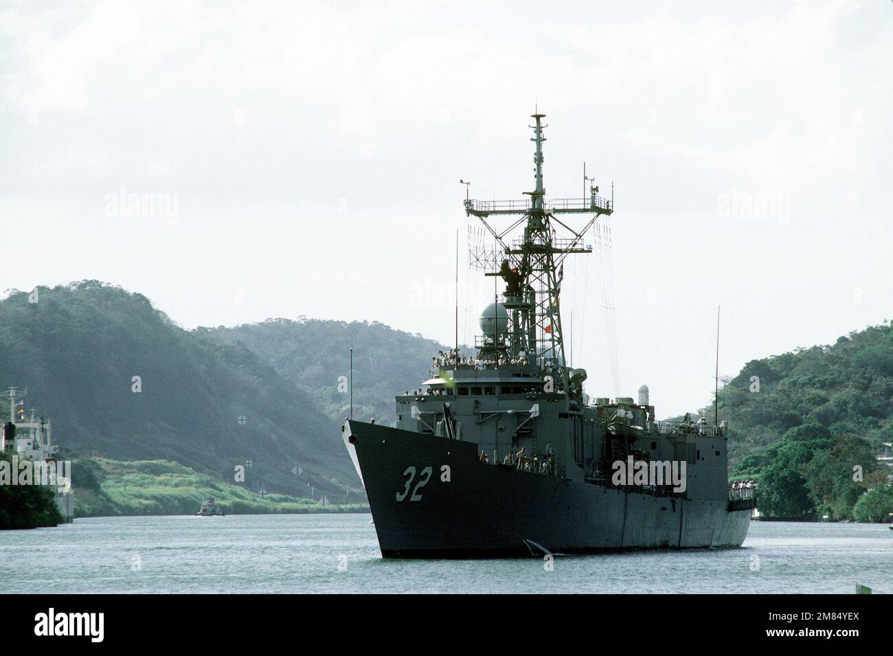 A port bow view of the guided missile frigate USS JOHN L. HALL (FFG-32 ...