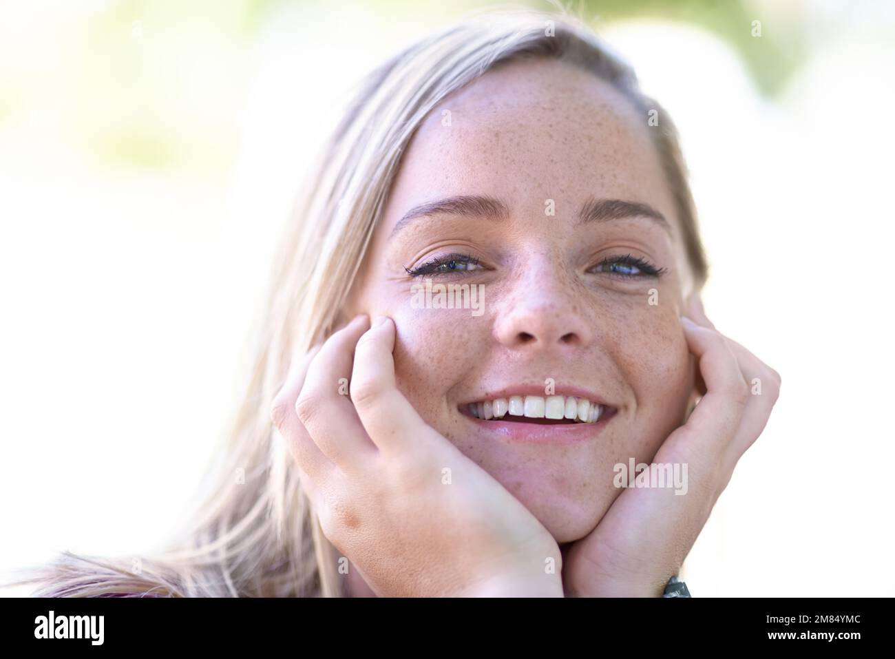 Portrait beautiful young woman sunny hi-res stock photography and ...