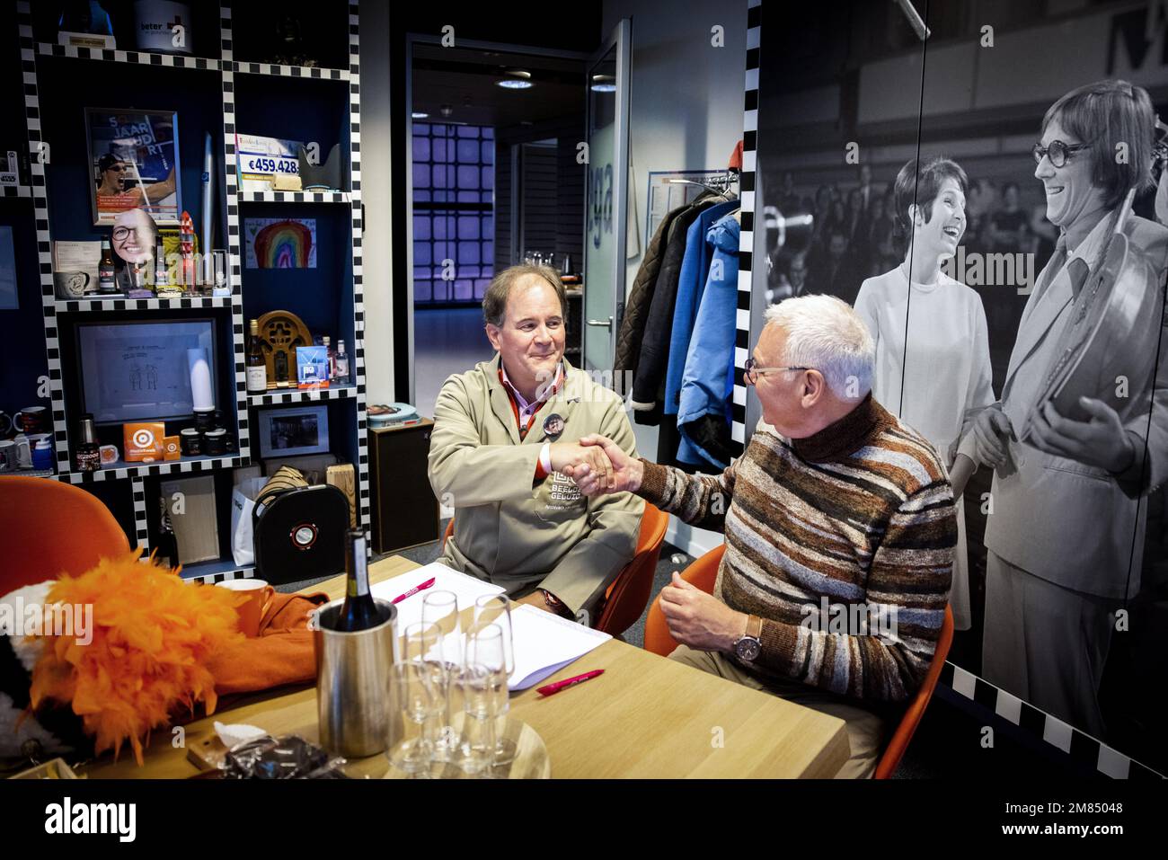 Ontbijtnieuws hi-res stock photography and images - Alamy