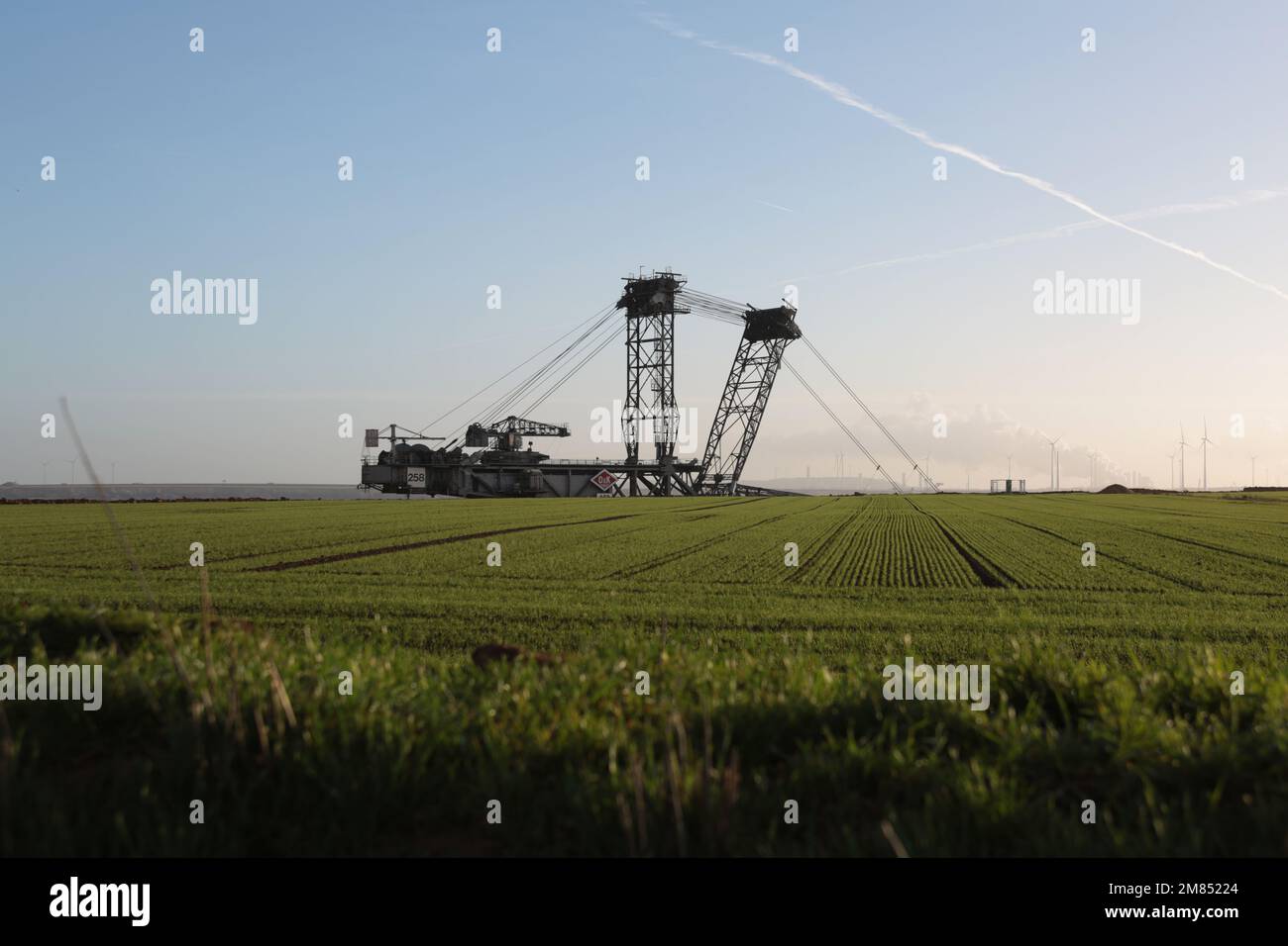 Large heavy equipment machine hi-res stock photography and images - Alamy