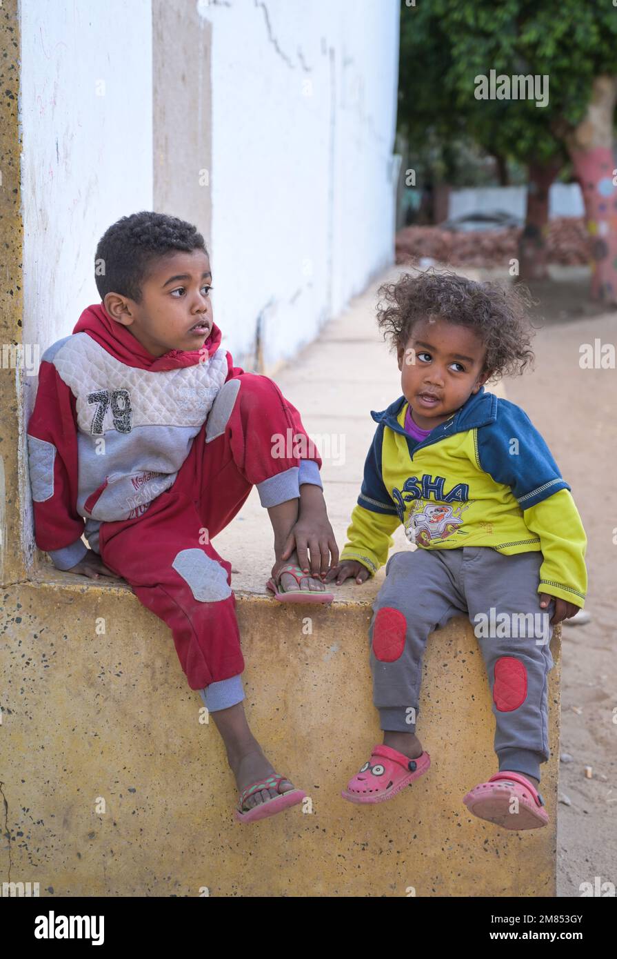 Zwei Jungen, Nilinsel Elephantine, Assuan, Ägypten Stock Photo - Alamy