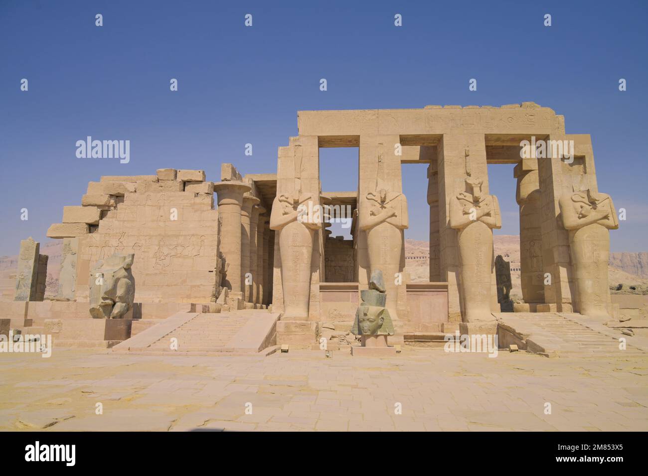 Westliches Vestibül, Osirispfeiler im vorderen Atrium der Säulenhalle ...