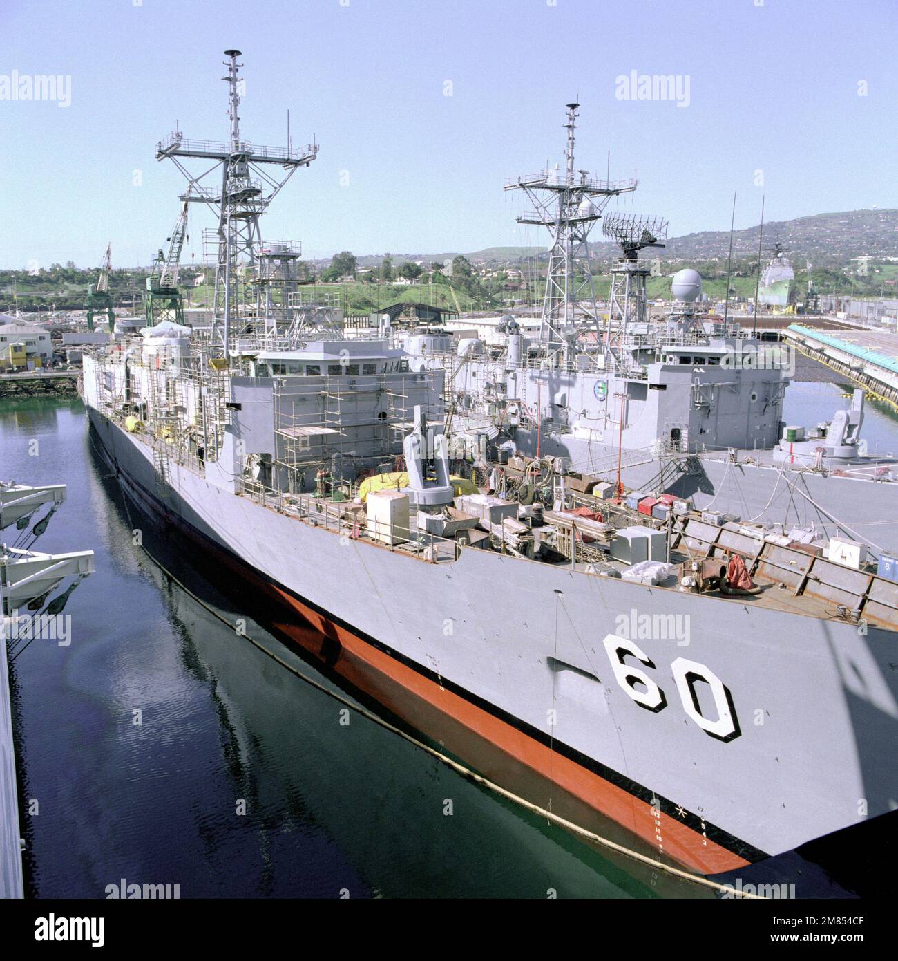 A starboard bow view of the guided missile frigate RODNEY M. DAVIS (FFG ...