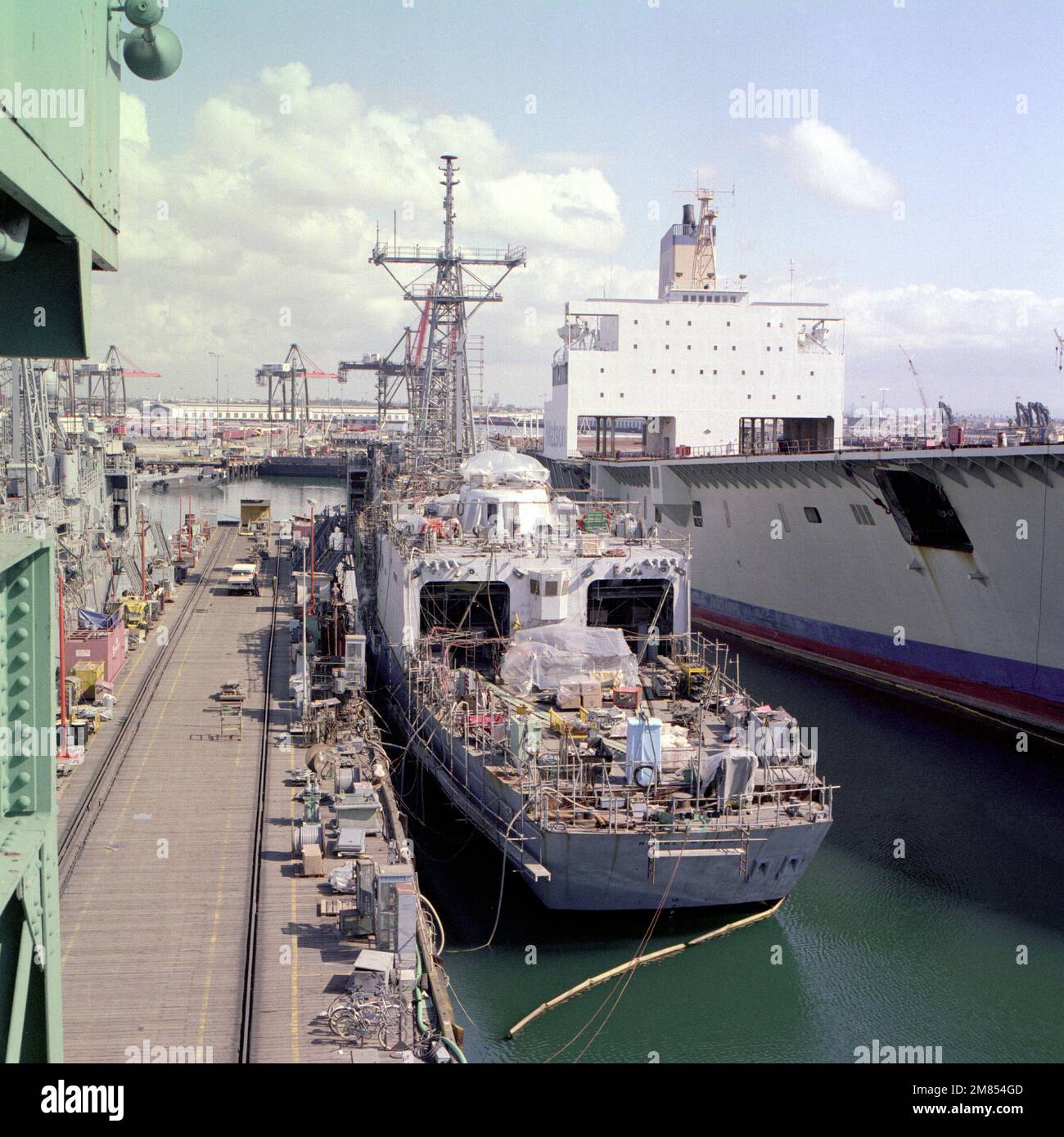A port quarter view of the guided misile frigate RODNEY M. DAVIS (FFG ...