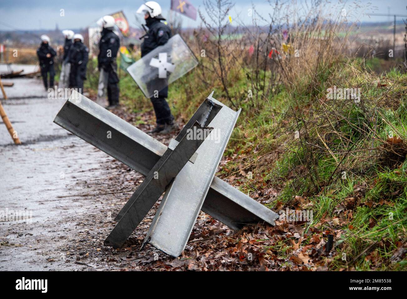 Garzweiler, Deutschland. 11th Jan, 2023. Police officers have ...