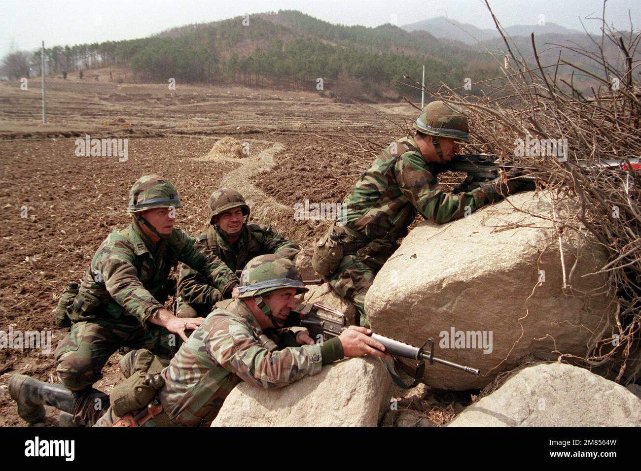 Soldiers of Headquarters Battery, 2nd Bn., 11th Field Artillery, 25th ...