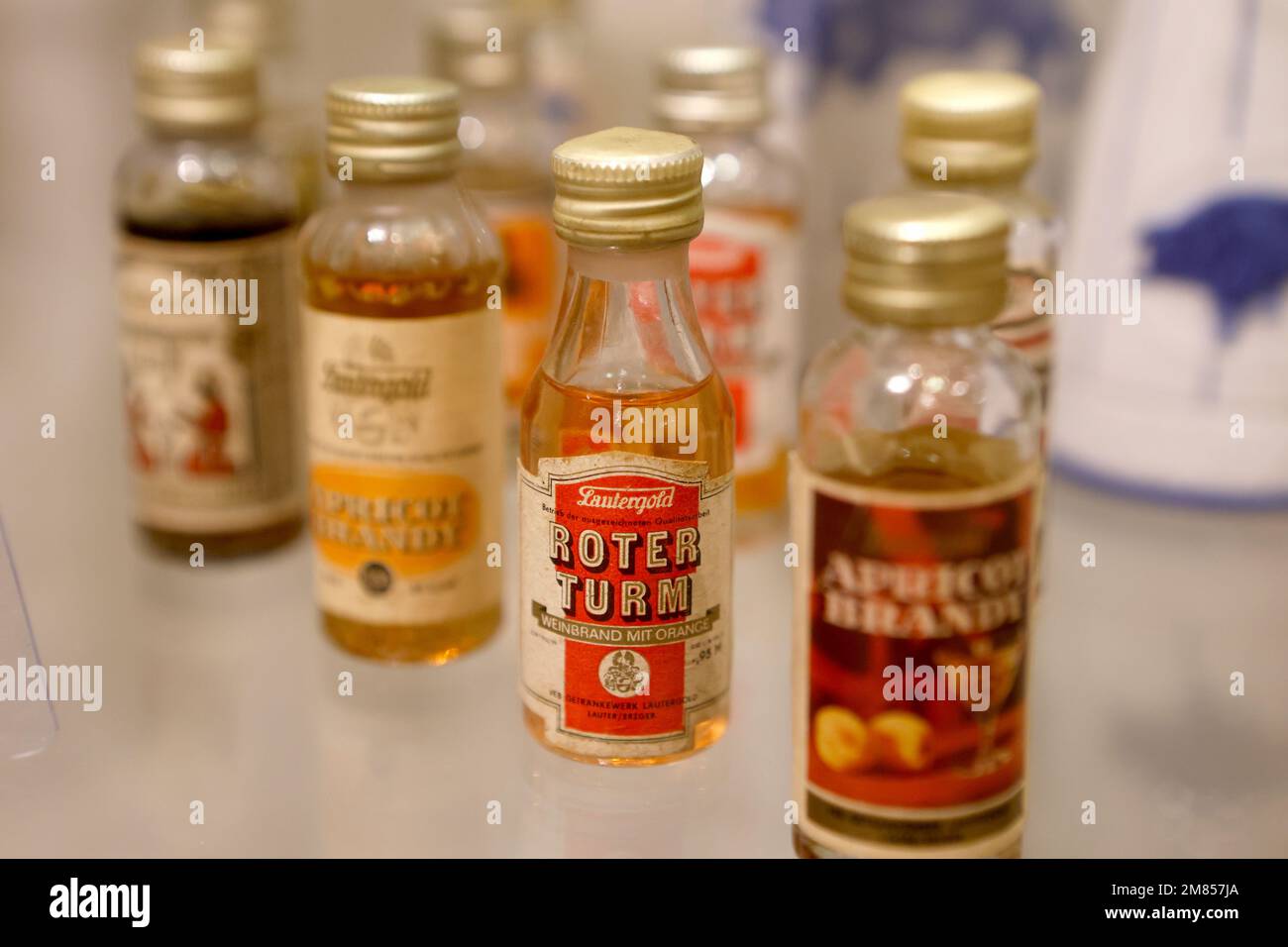 Nordhausen, Germany. 12th Jan, 2023. Miniature bottles lie in a glass ...