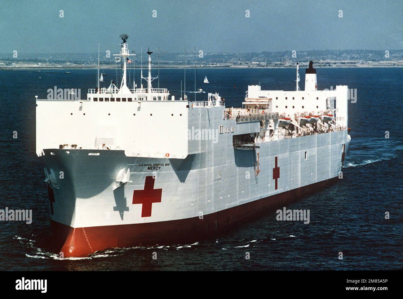 A port bow view of the hospital ship USNS MERCY (T-AH-19) underway ...