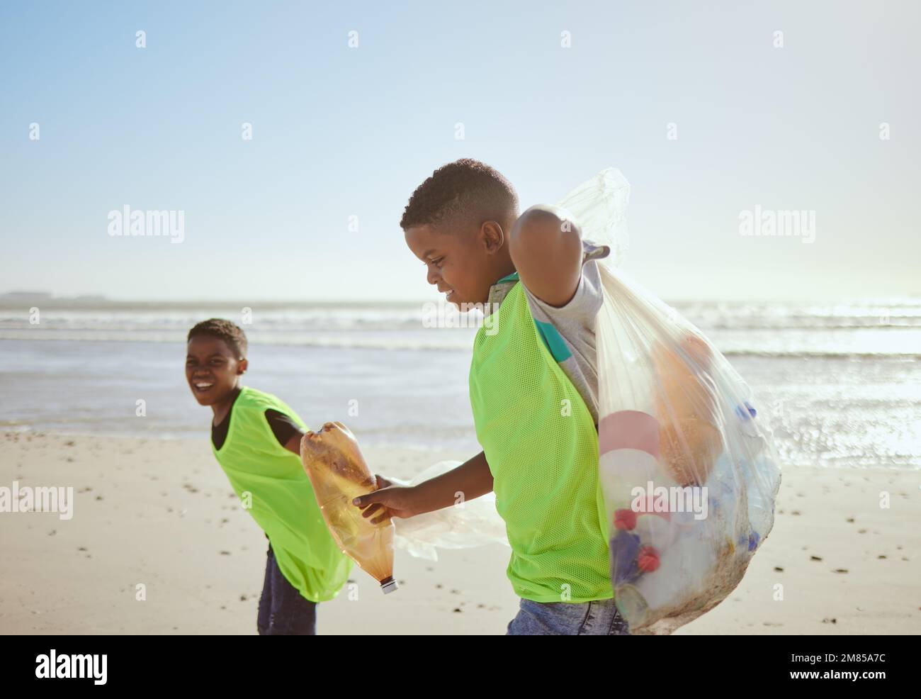 Children recycle hi-res stock photography and images - Alamy