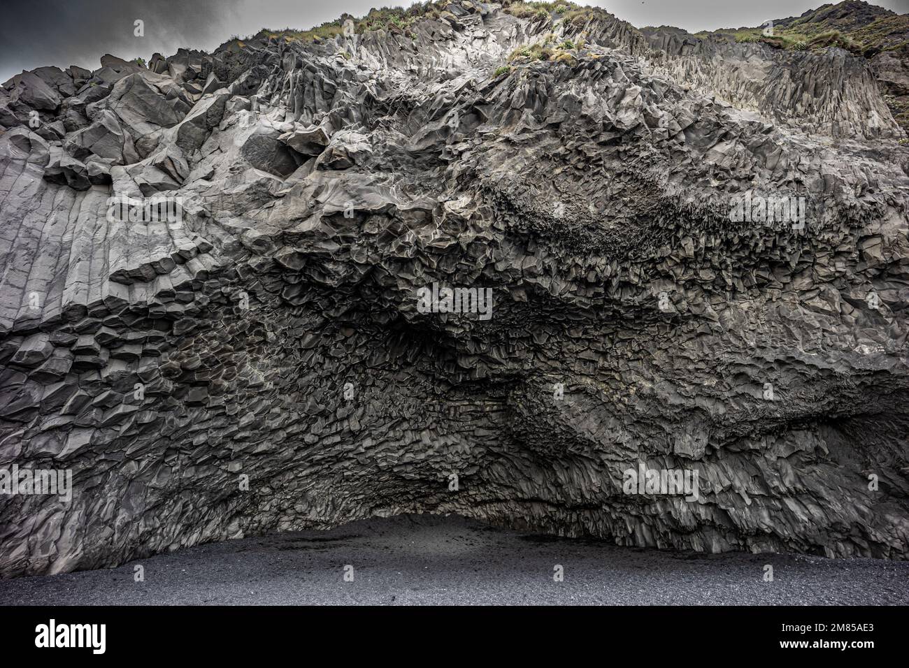 Tubular basalt columns at Reynisfjara beach, Southern Iceland Stock ...