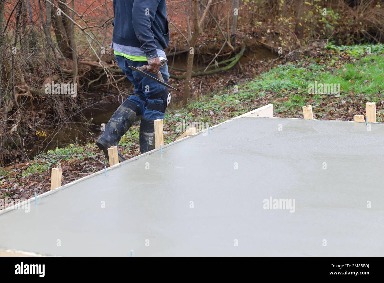 Construction workers leveling hi-res stock photography and images - Alamy