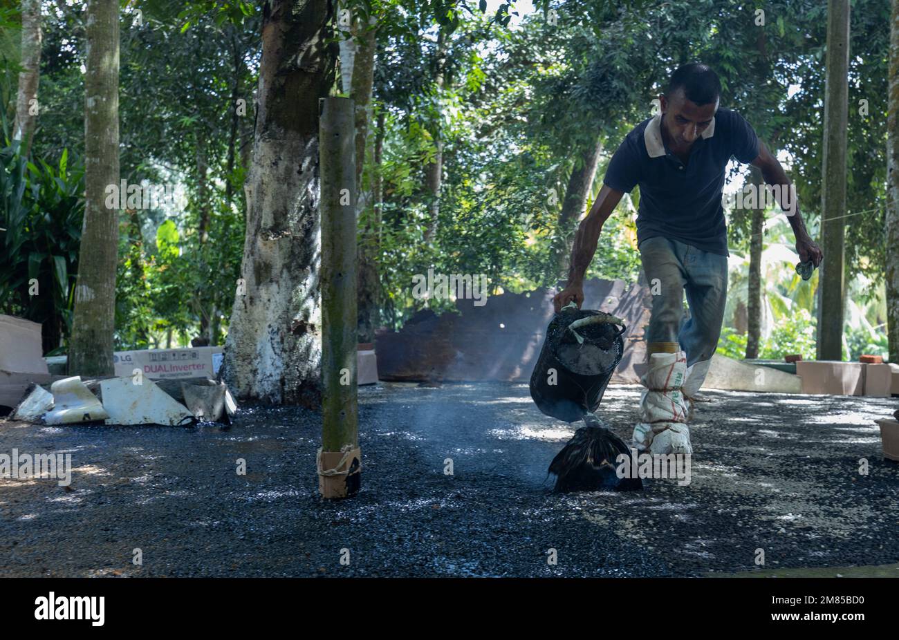 Traditional Sri Lankan Labour pouring tar to roads on 2022.12.12 at ...