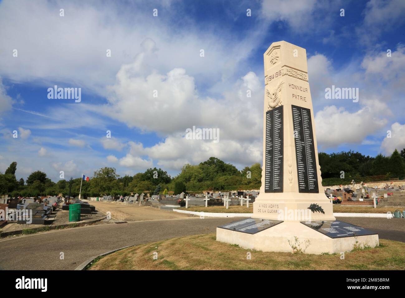Le Monument aux Morts. Commonweatlth war Graves. Tombes de guerre ...