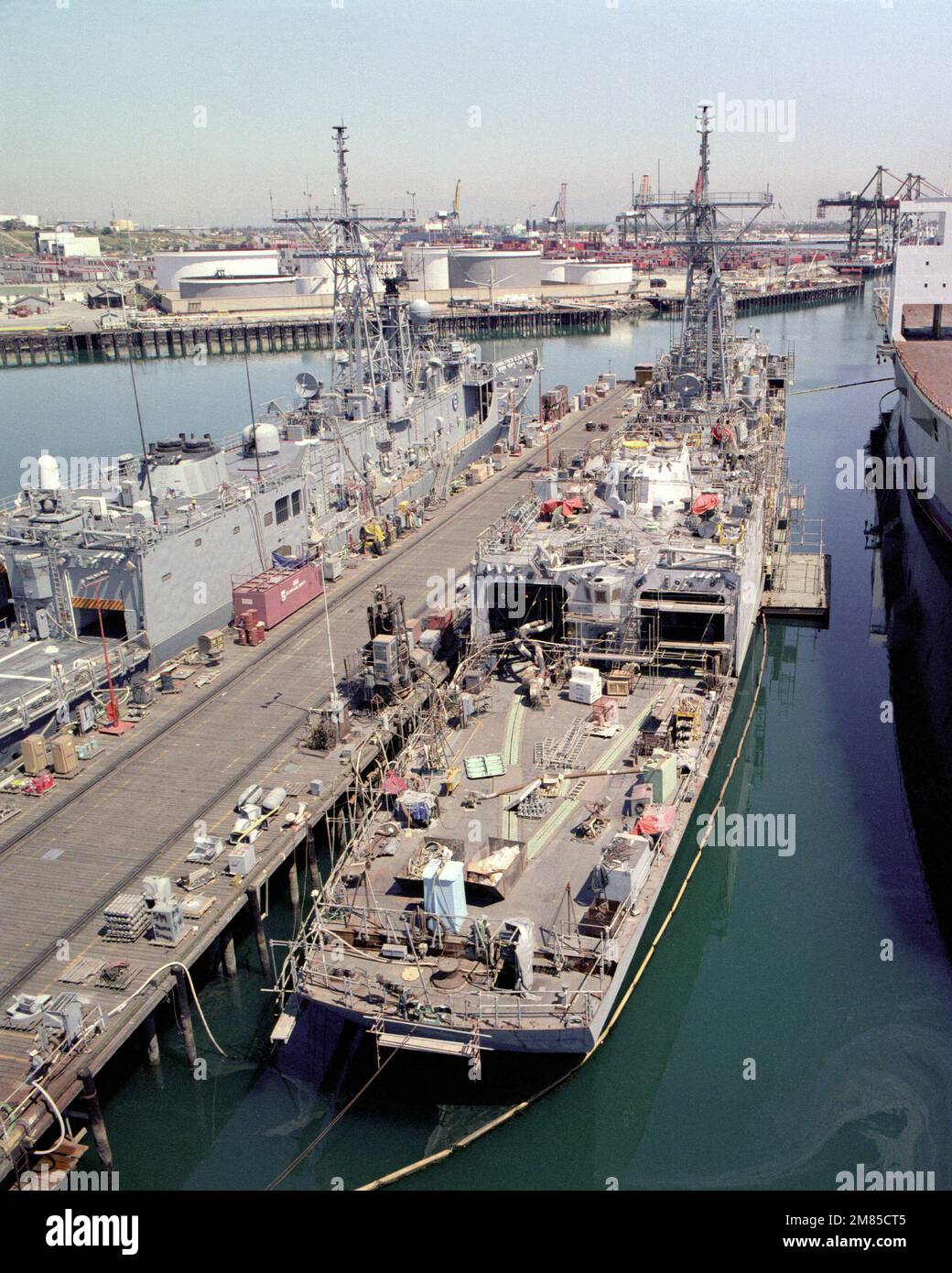 A starboard quarter view of the guided missile frigate RODNEY M. DAVIS ...