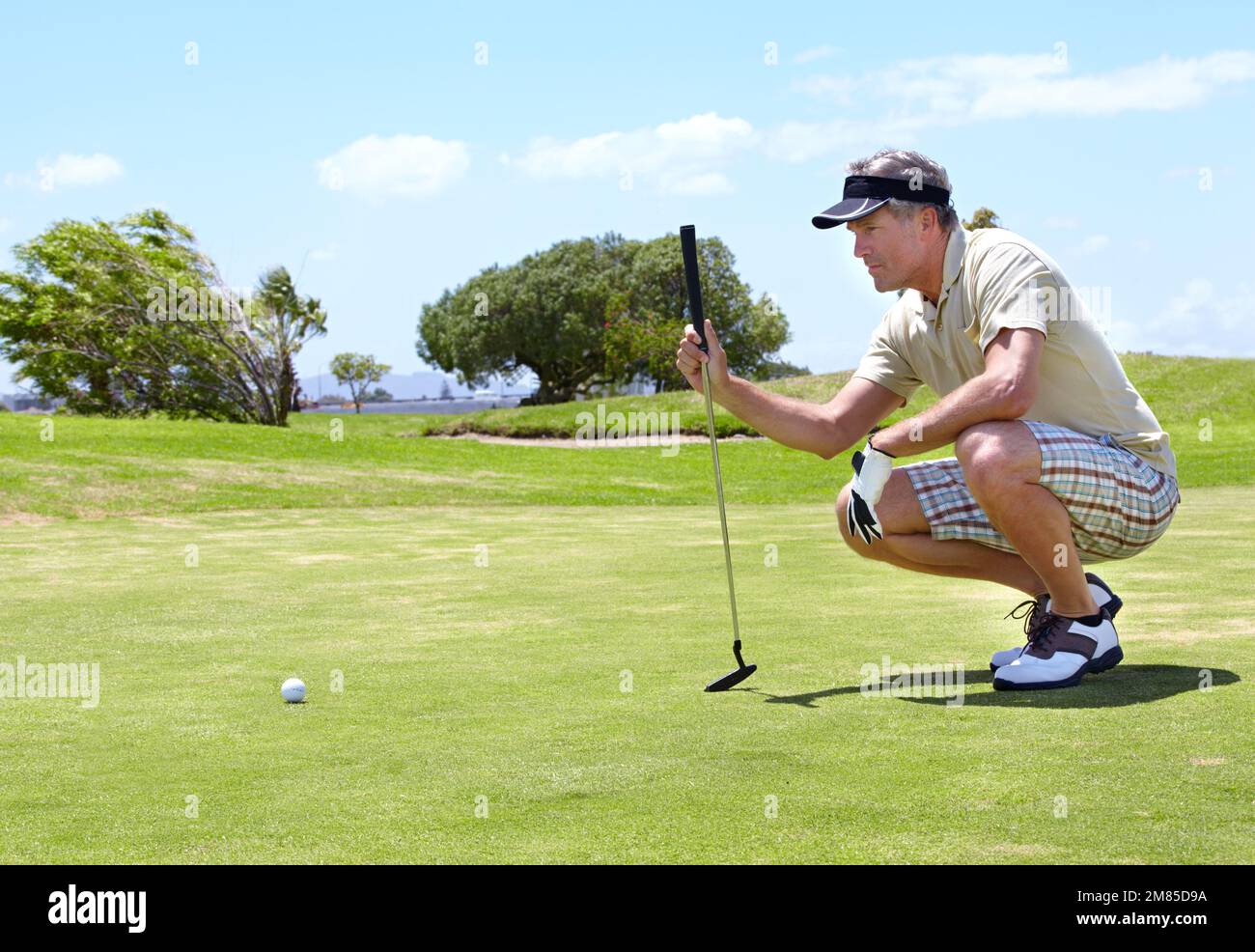 Making the putt hi-res stock photography and images - Alamy