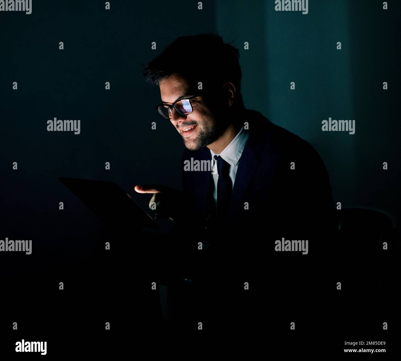 Person typing computer dark hi-res stock photography and images - Alamy