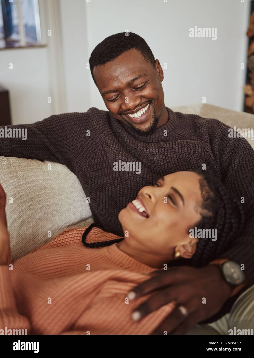 Black man and woman conversation sofa hi-res stock photography and images - Alamy