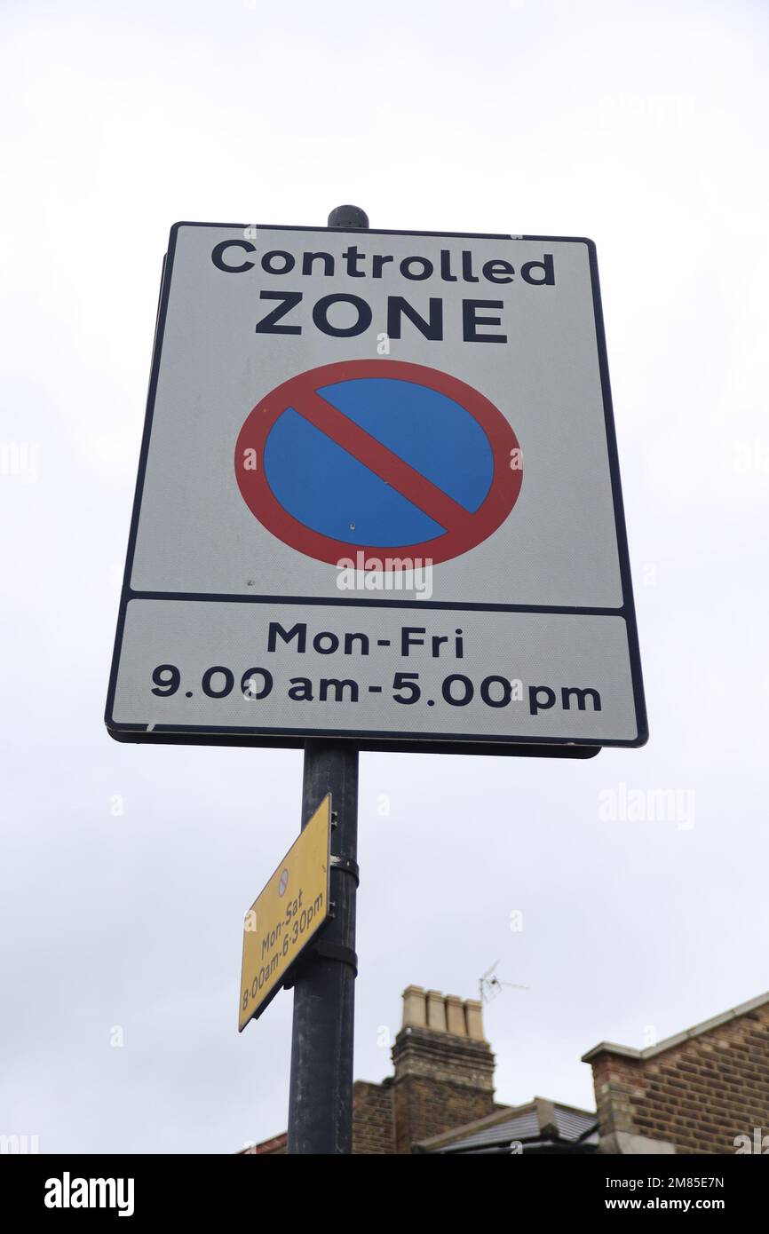 Kerb sign hi-res stock photography and images - Alamy