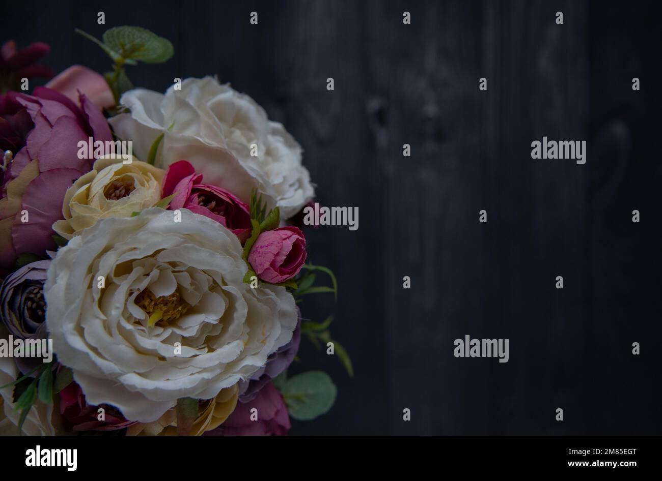 Wite roses hi-res stock photography and images - Alamy