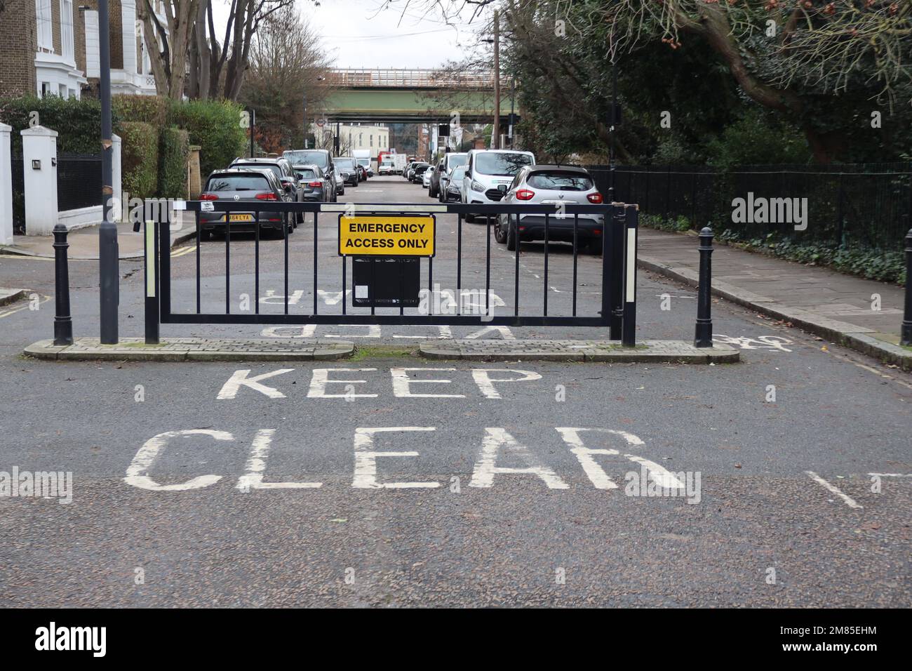 Keep clear and emergency access only sign Stock Photo - Alamy