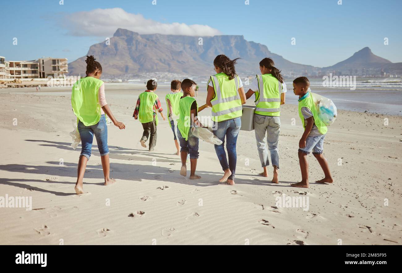 Kids cleaning community hi-res stock photography and images - Alamy