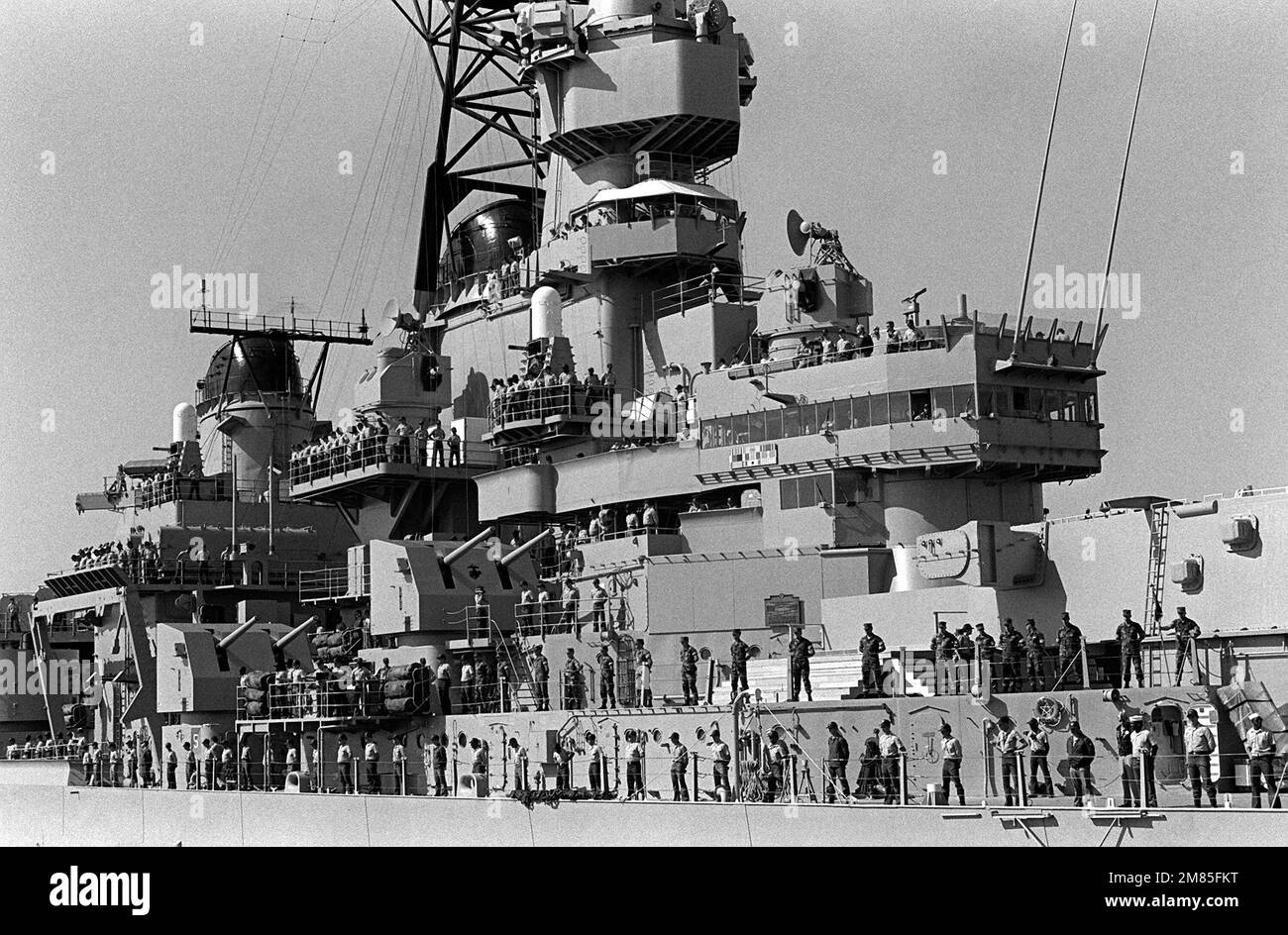 Crew members man the rails as the battleship USS MISSOURI (BB-63 ...