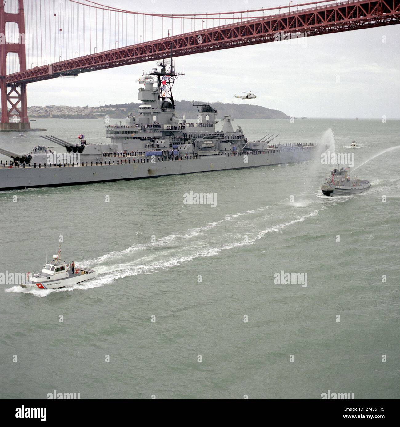 The battleship USS MISSOURI (BB-63) passes under the Golden Gate Bridge ...