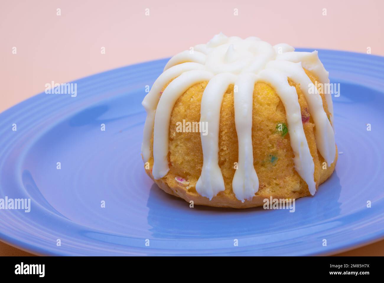 Blue sponge cake hi-res stock photography and images - Alamy