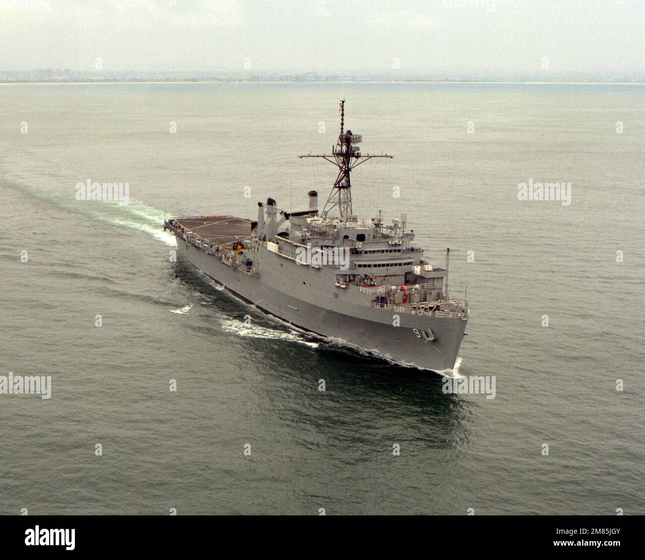 A starboard bow view of the amphibious transport dock USS DENVER (LPD-9 ...