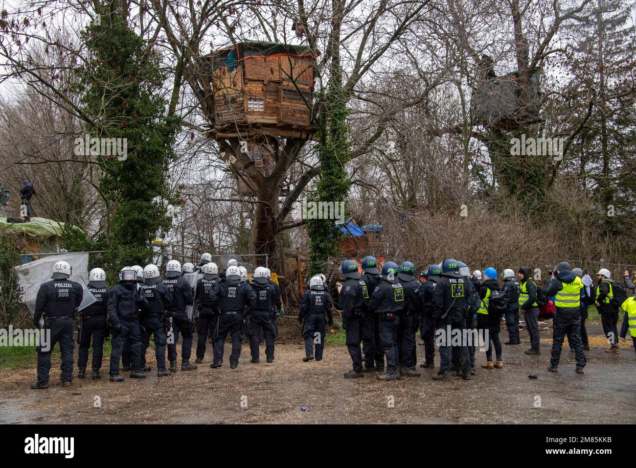 Garzweiler, Deutschland. 11th Jan, 2023. Police officers entered the ...