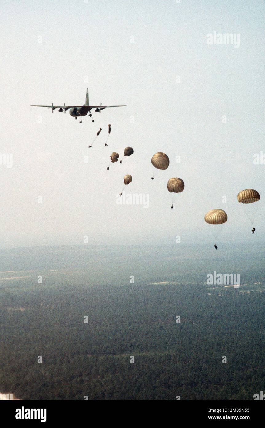 Parachute volant hi-res stock photography and images - Alamy