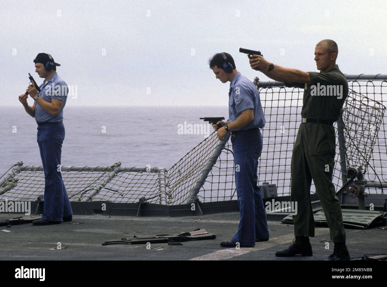 DN-ST-86-11484. Base: USS Yorktown (CG 48 Stock Photo - Alamy