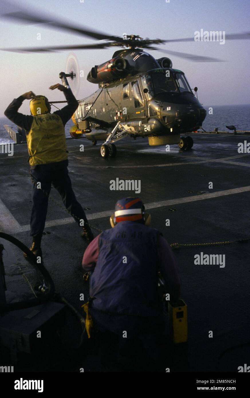 DN-ST-86-11489. Base: USS Yorktown (CG 48 Stock Photo - Alamy