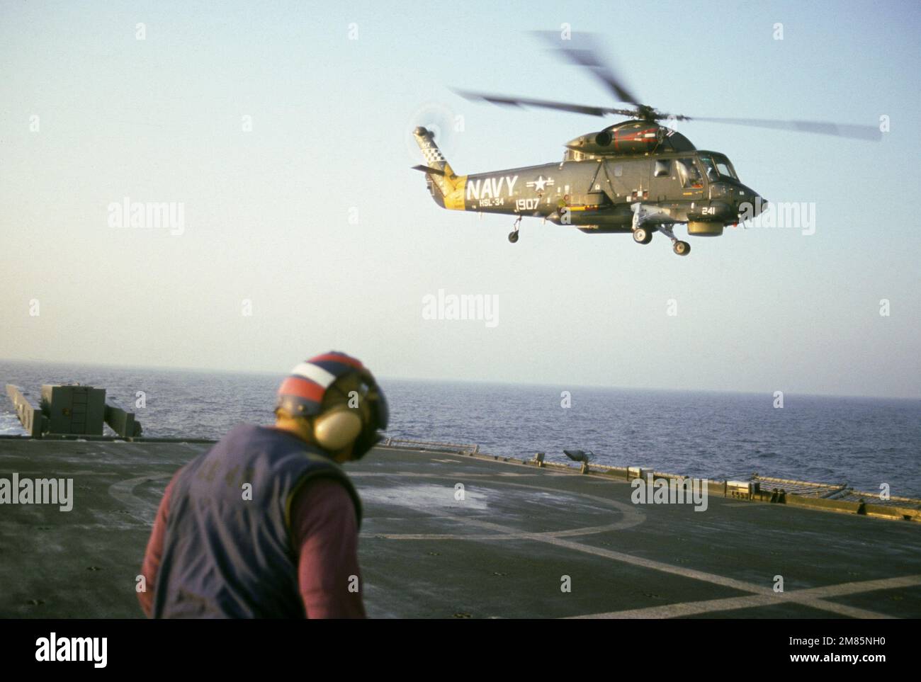 DN-ST-86-11468. Base: USS Yorktown (CG 48 Stock Photo - Alamy