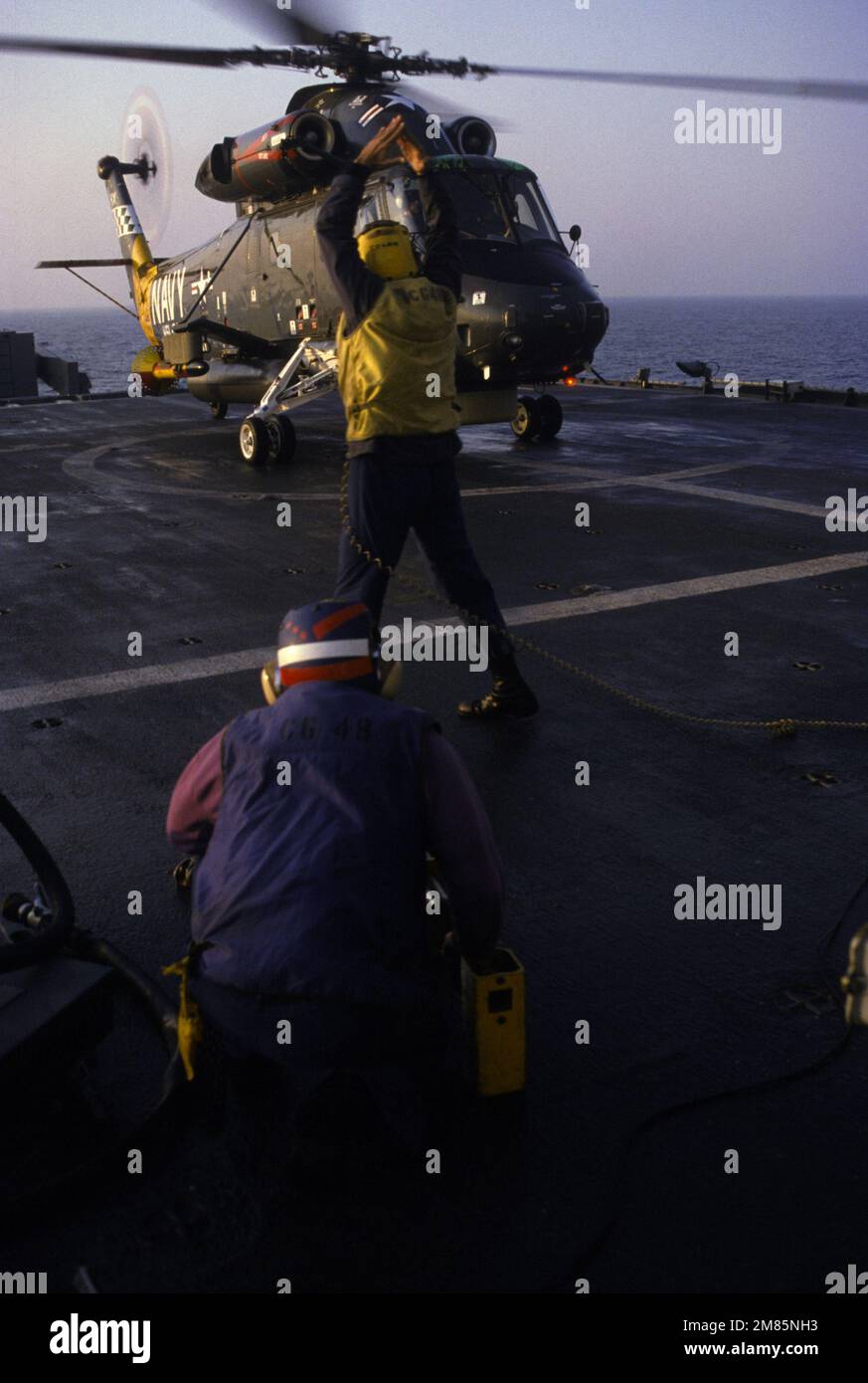 DN-ST-86-11467. Base: USS Yorktown (CG 48 Stock Photo - Alamy
