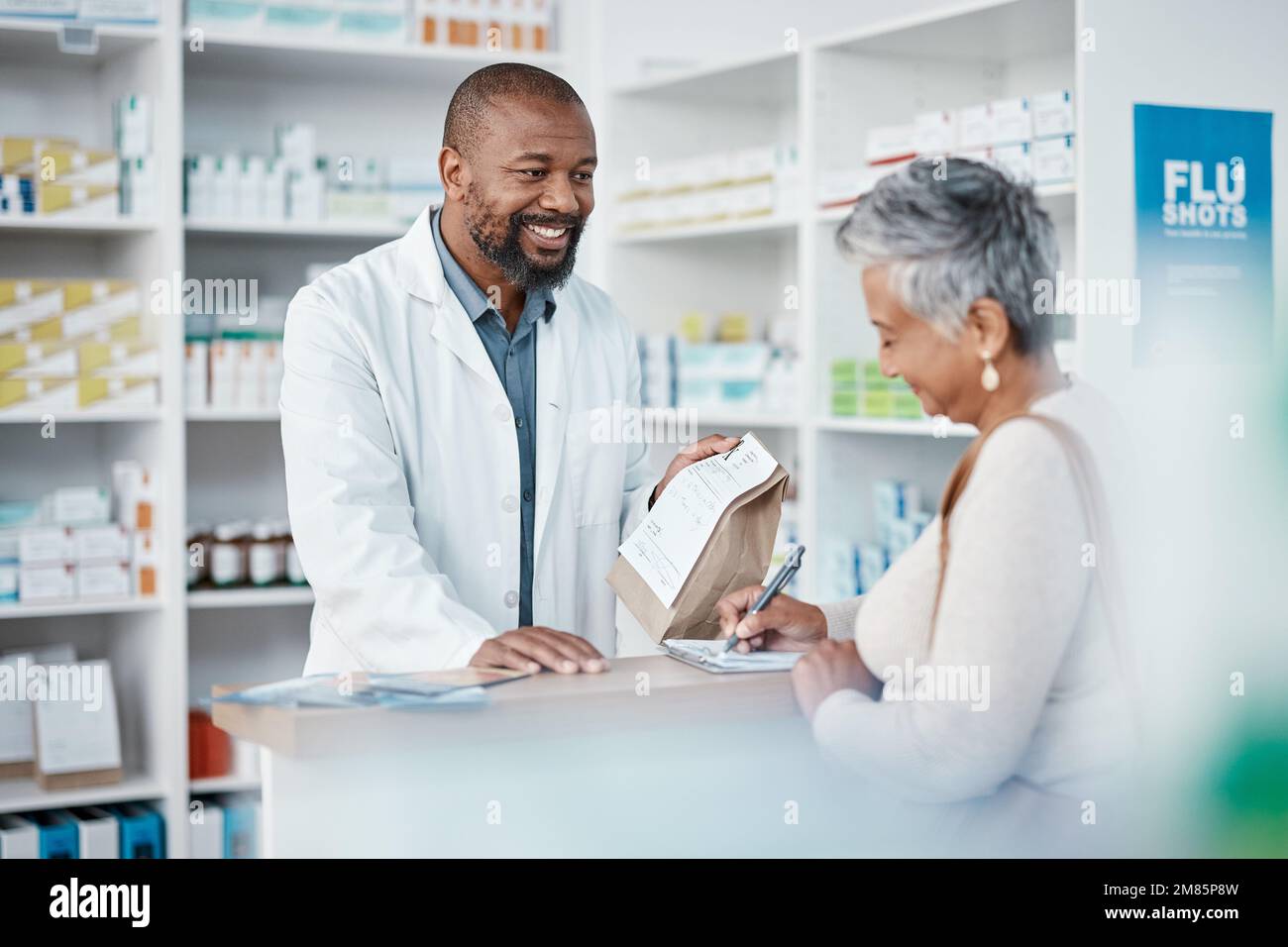 Hospital employee counter hi-res stock photography and images - Alamy