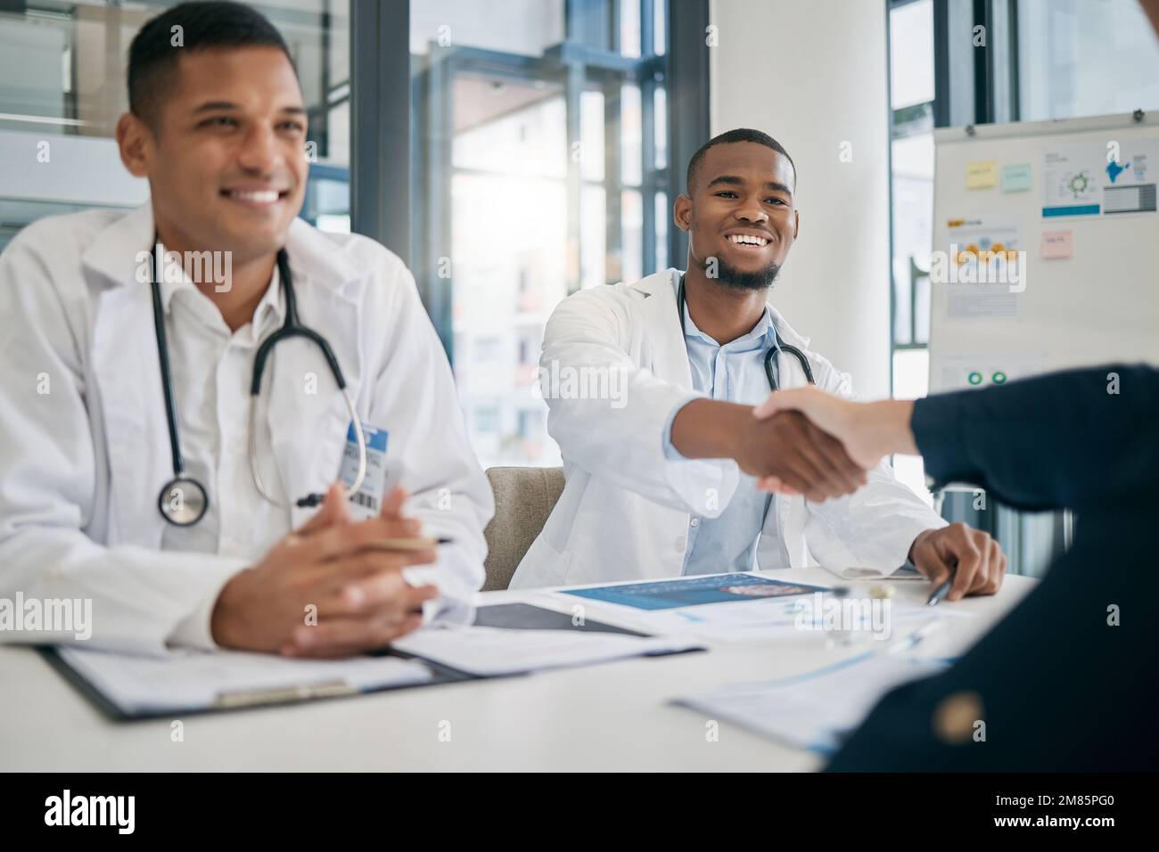 Doctor smile patient hi-res stock photography and images - Alamy