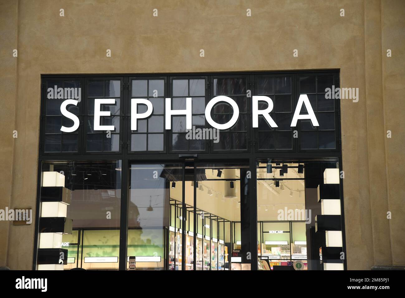 Copenhagen/Denmark/12 January 2023/ Window shoppers at Sephora store in ...