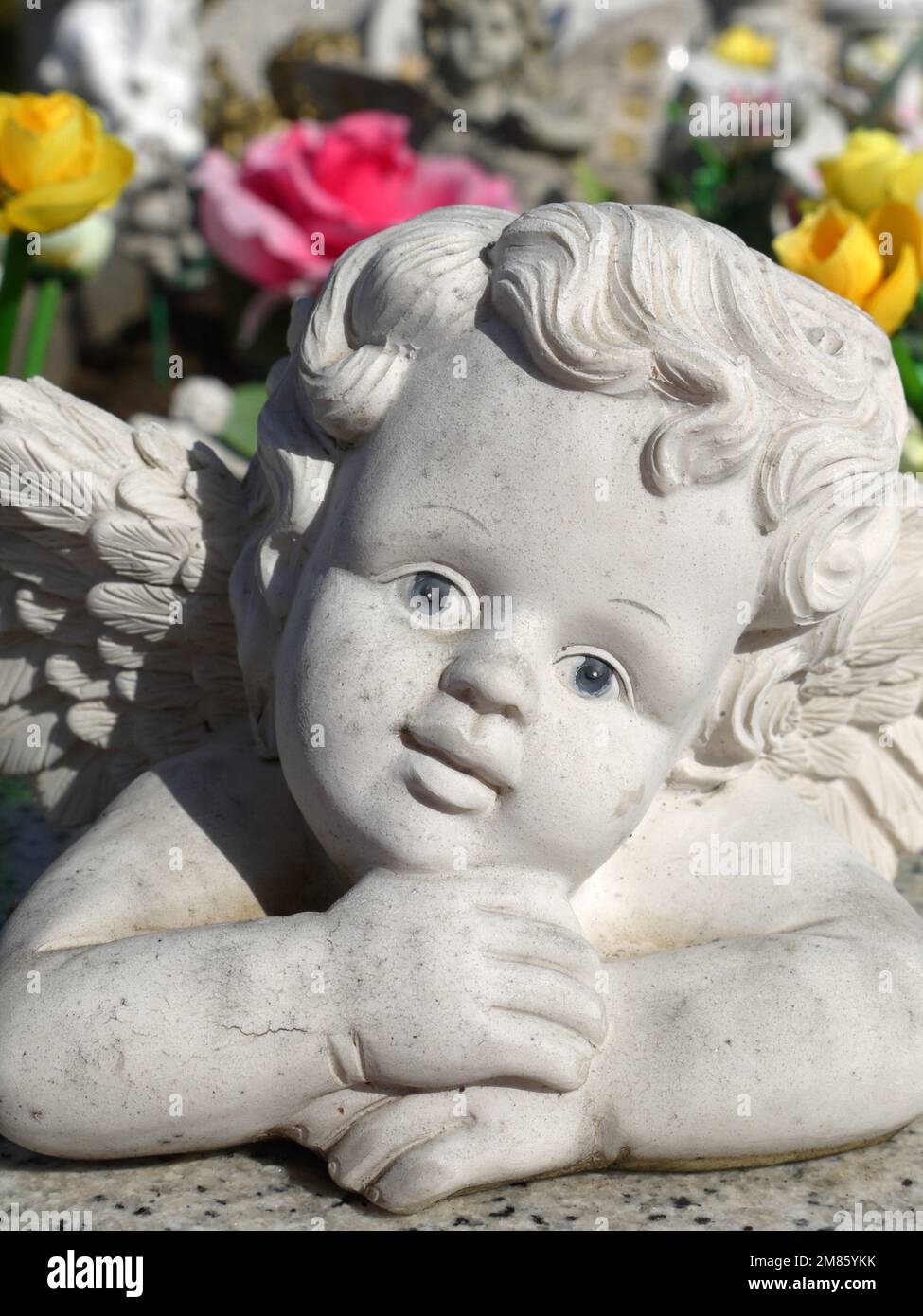 Statuette d'un ange sur une pierre tombale. Crécy-la-Chapelle. Seine-et ...