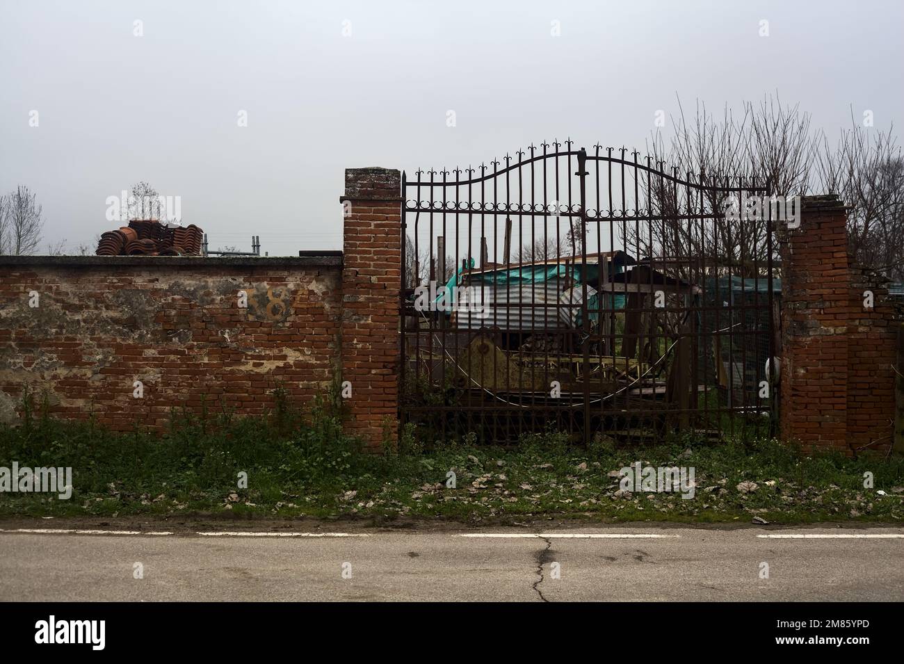 Wood grating wall hi-res stock photography and images - Alamy
