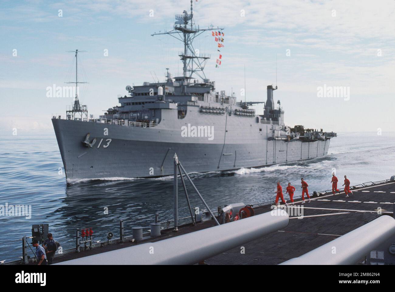 A port bow view of the amphibious transport dock USS NASHVILLE (LPD-13 ...