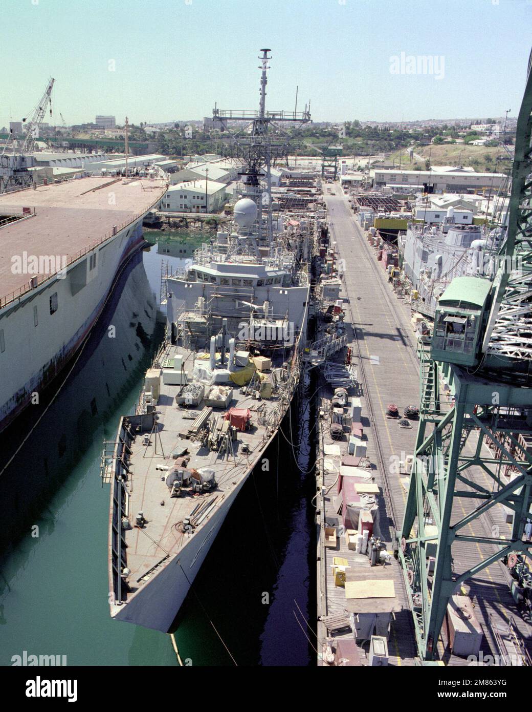 A port bow view of the guided missile frigate RODNEY M. DAVIS (FFG-60 ...
