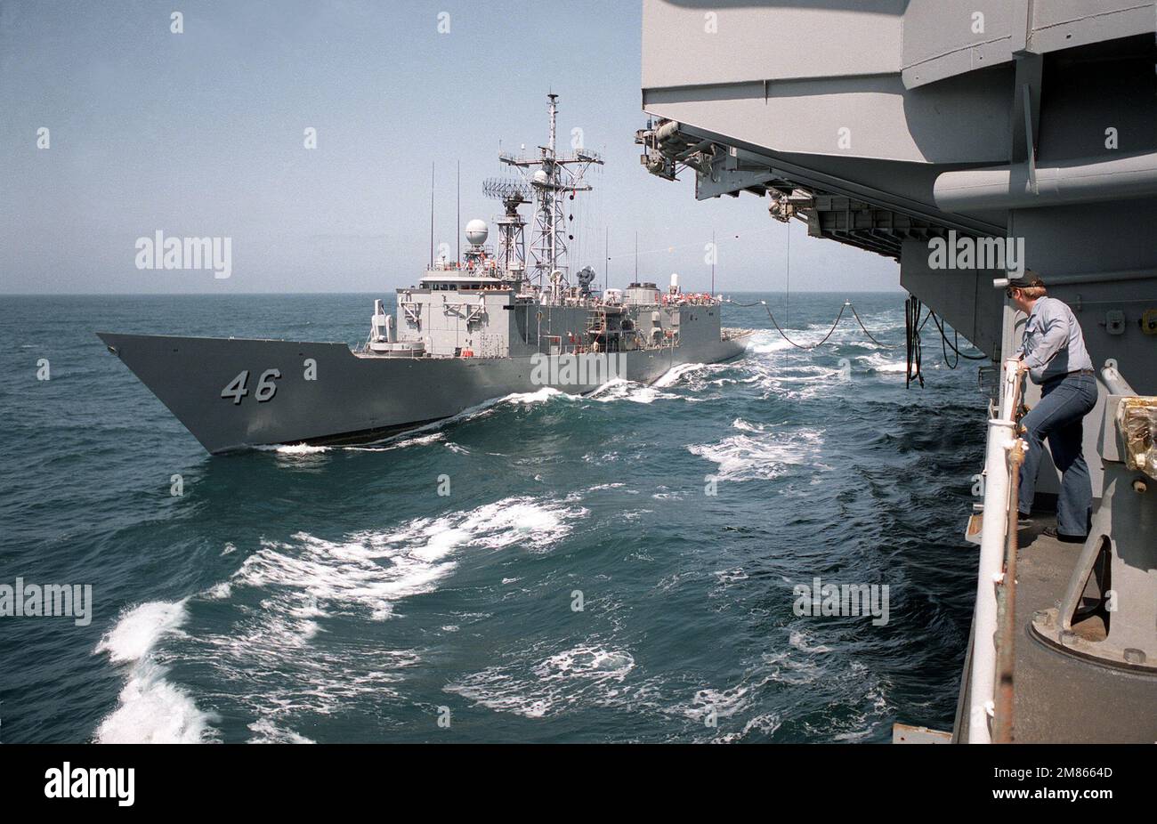 A port bow view of the guided missile frigate USS RENTZ (FFG-46 ...