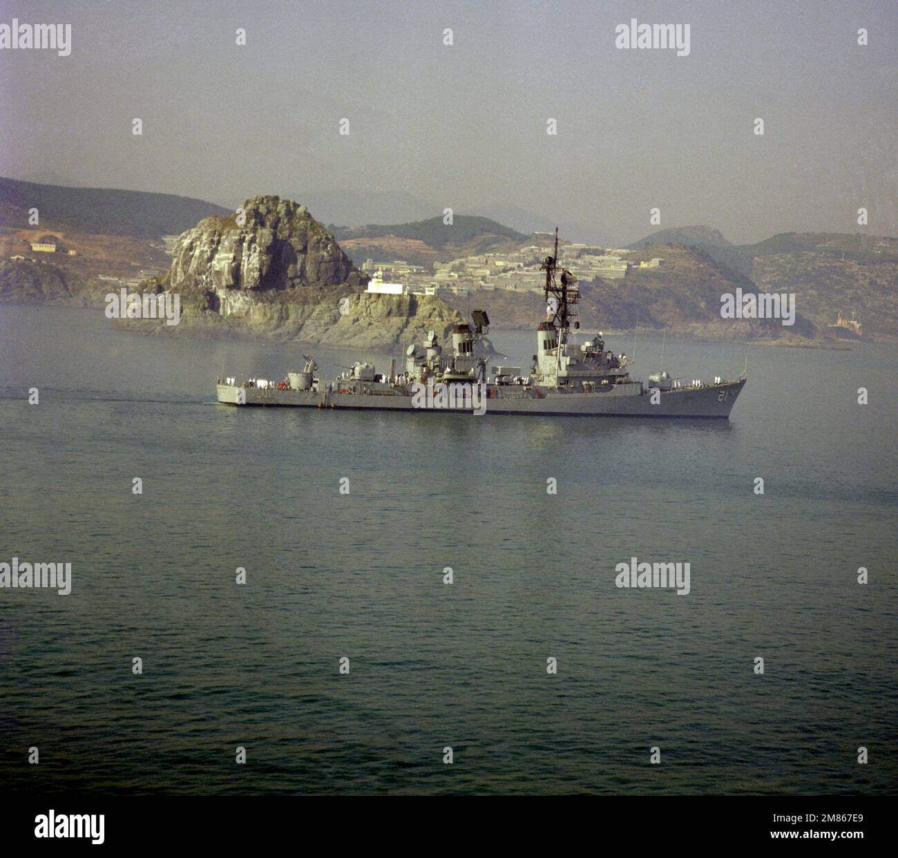 A port view of the guided missile destroyer USS BERKELEY (DDG-15 ...