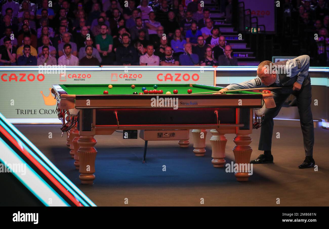 Mark Williams plays a shot during his match against Ronnie O'Sullivan ...